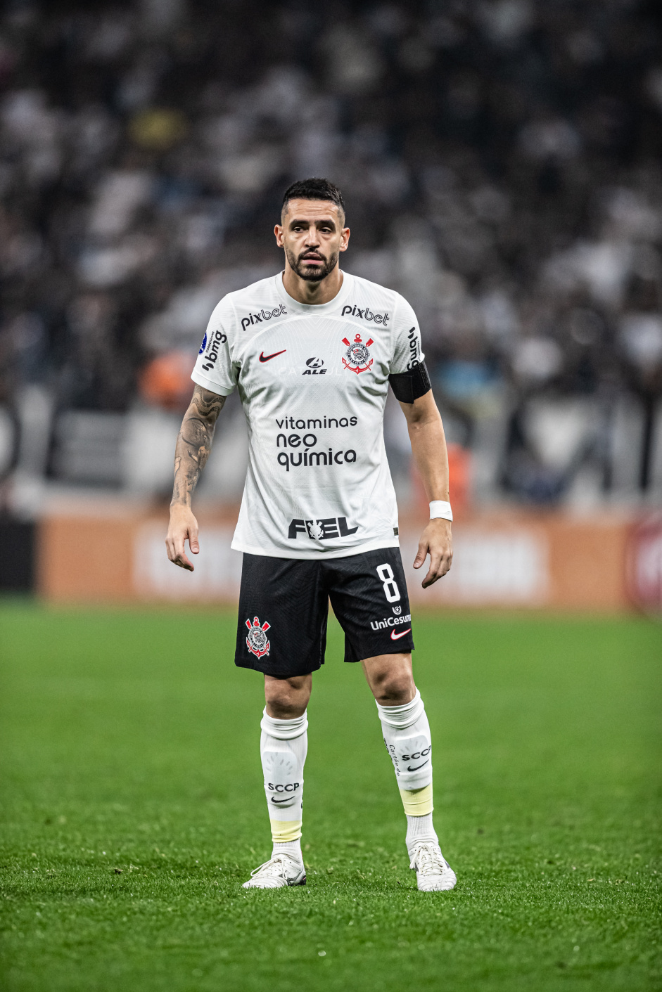 Renato Augusto em pé no gramado da Neo Química Arena durante o jogo ...