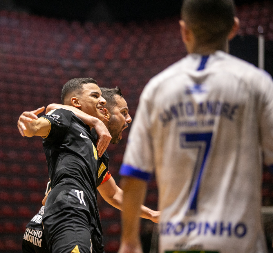 Deives e Gabriel Alves comemorando o gol do Corinthians