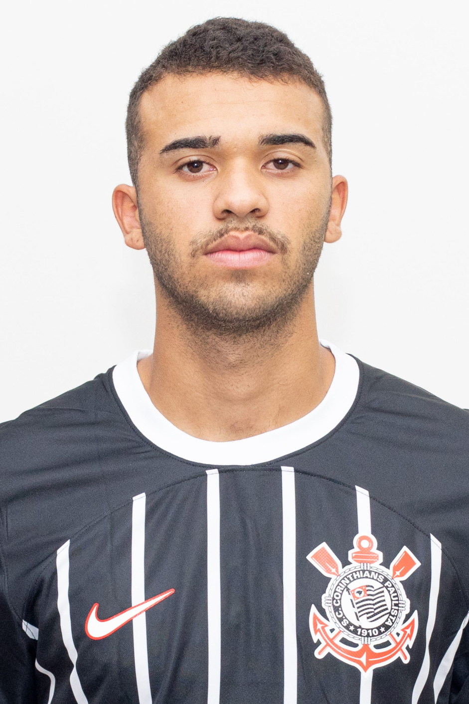 Thomas Lisboa com camisa preta foto 3x4