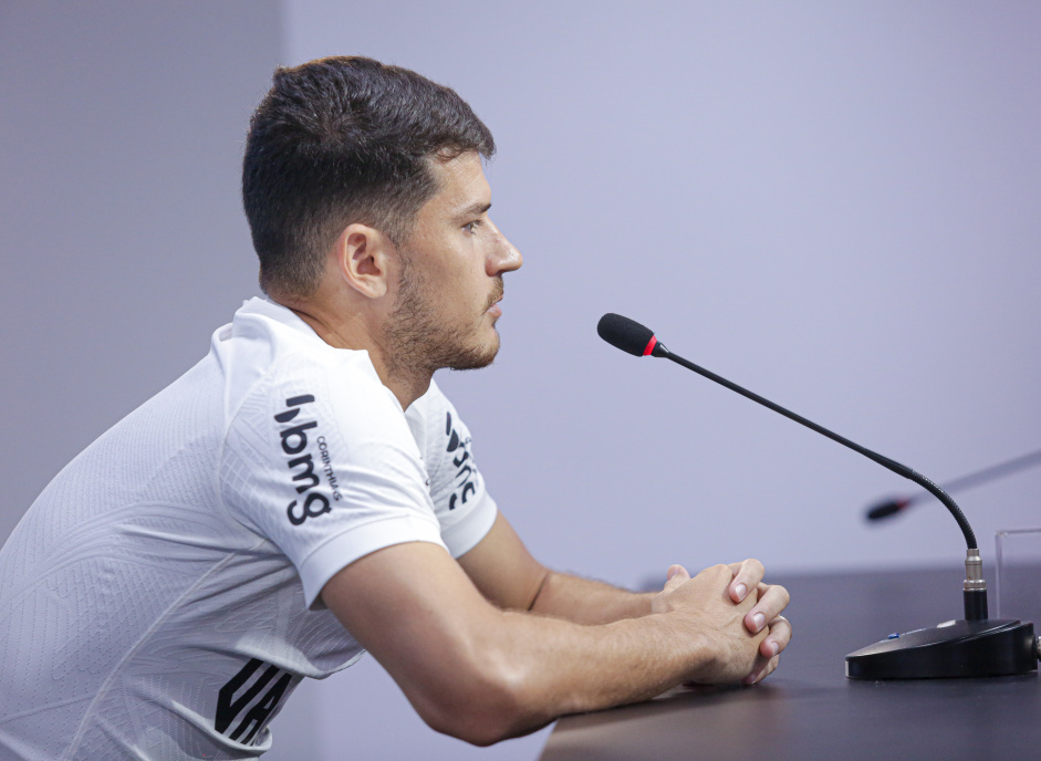 Hugo em sua apresentação no Corinthians