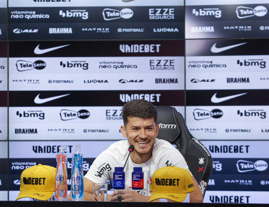 Hugo falando em sua apresentação no Corinthians