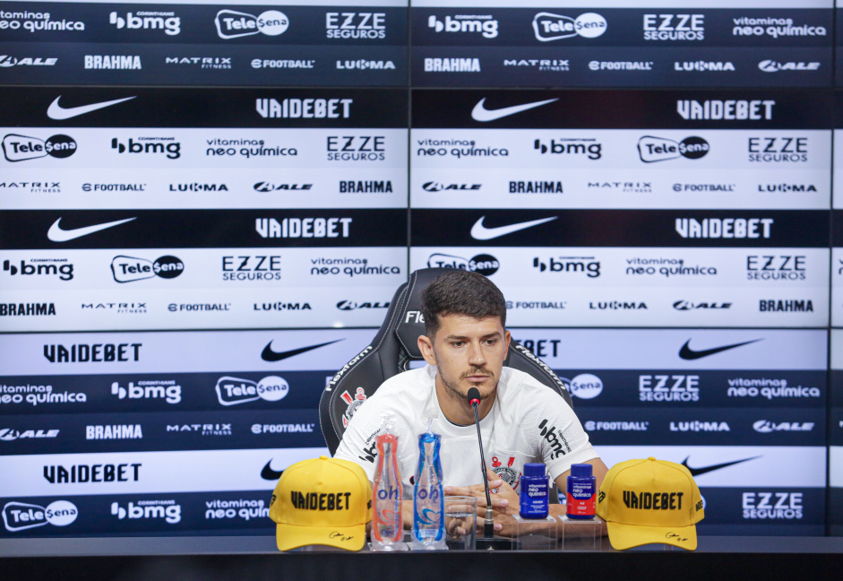 Hugo na sua apresentação no Corinthians