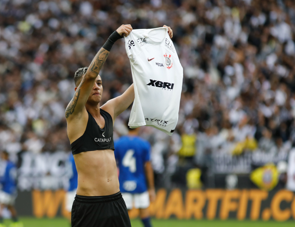 Kayke mostrando a camisa do Corinthians para o estádio