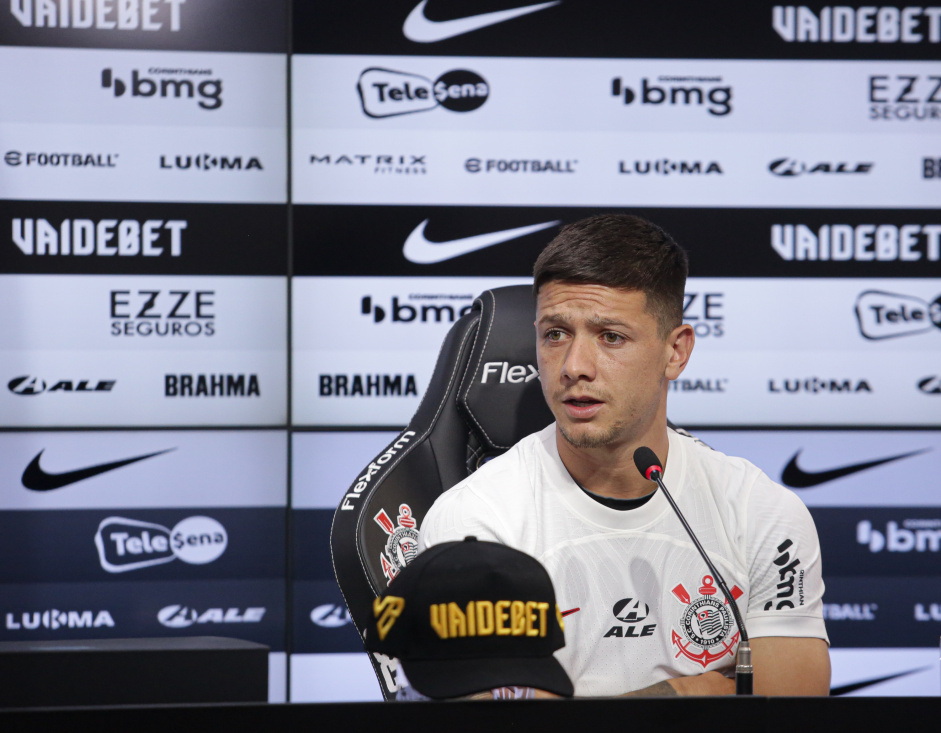Rodrigo Garro atento à pergunta durante apresentação