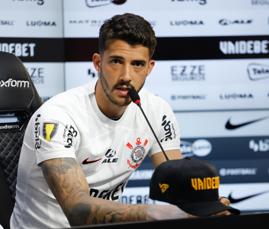 Gustavo Henrique na sua apresentação pelo Corinthians