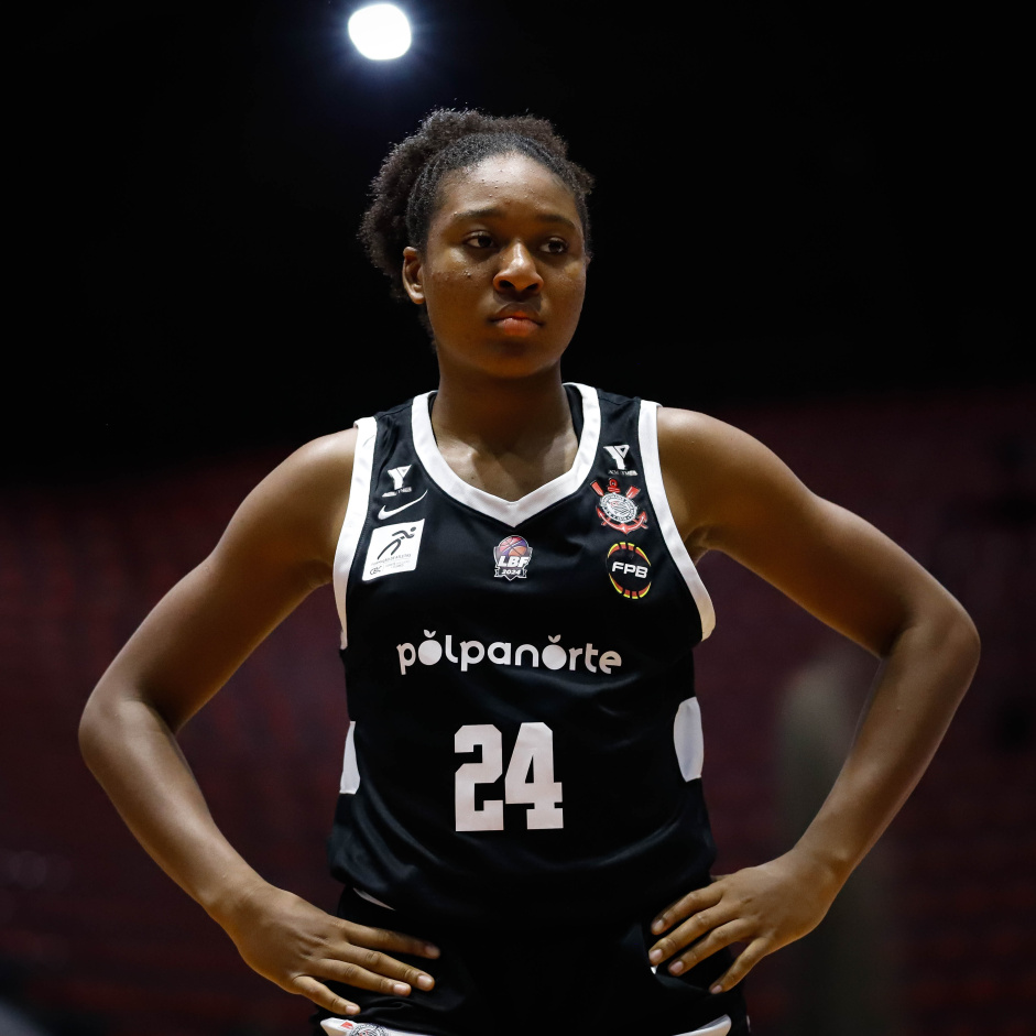 Sther Ubaka em pé com as mãos na cintura em partida no Wlamir Marques