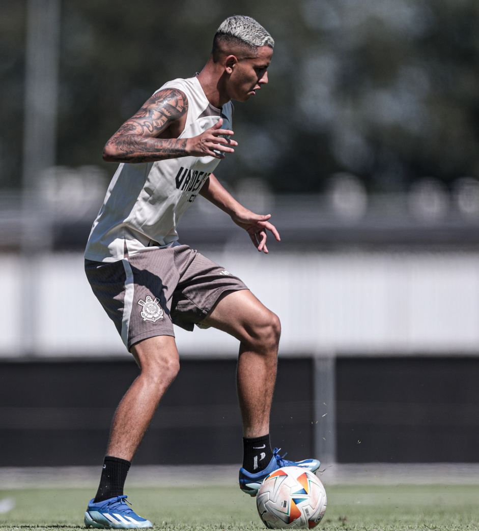 Kayke realizou as atividades com o Corinthians neste domingo