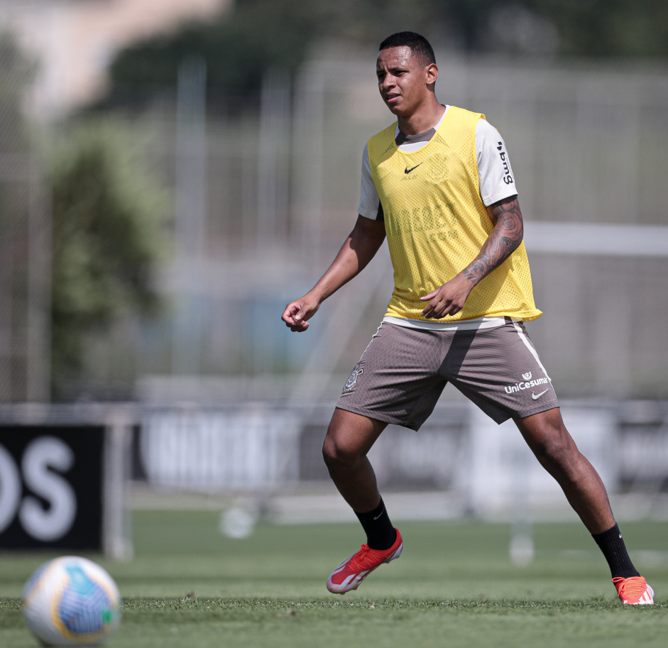 Arthur Souza durante treinamentos no Corinthians
