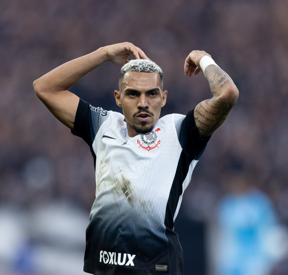 Matheuzinho durante jogo do Corinthians contra o São Paulo