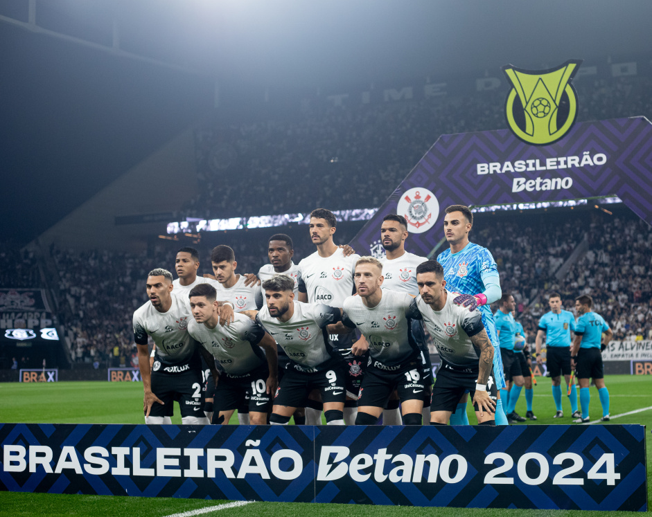 Elenco do Corinthians posa para foto antes de enfrentar o Vitória
