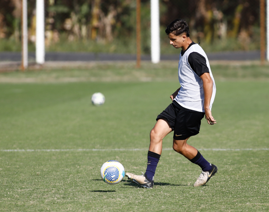 Lucas Molina dando passe durante atividade