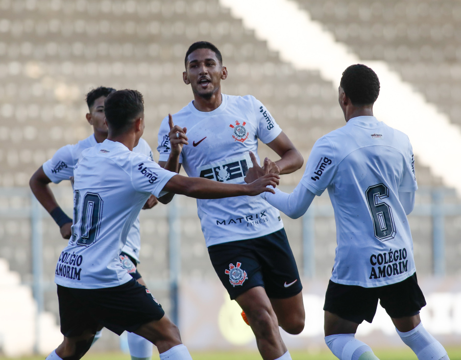 Renato, Pedrinho e Denner comemoram gol do Corinthians