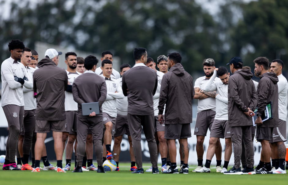 Elenco do Corinthians reunido no treinamento