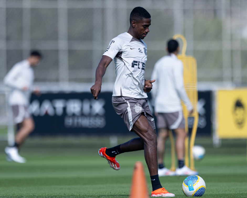 Félix Torres durante treino do Corinthians