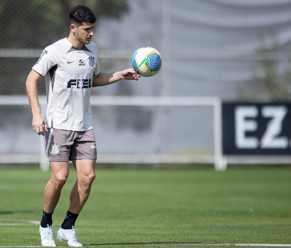 Hugo durante treino do Corinthians