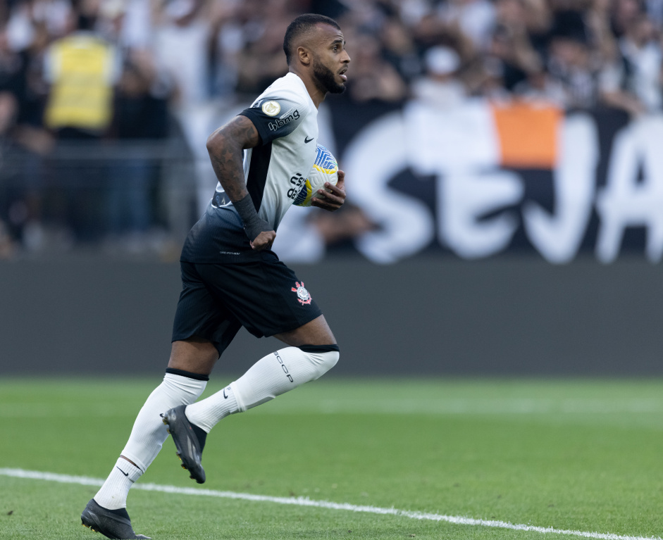 Alex Santana com a bola na mão após gol sofrido pelo Corinthians contra ...