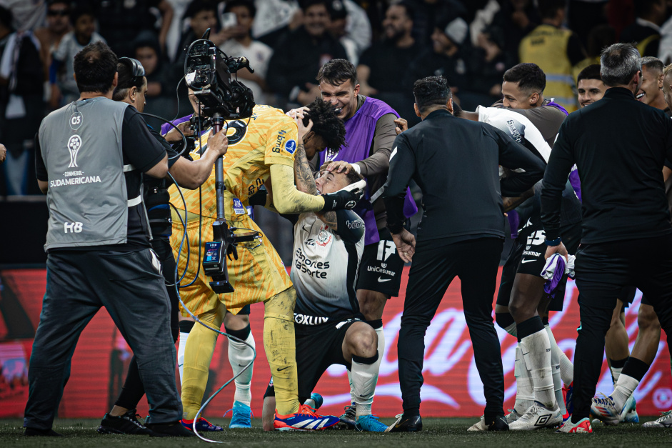 Ryan abraçando Hugo Souza após classificação do Corinthians na Sul ...