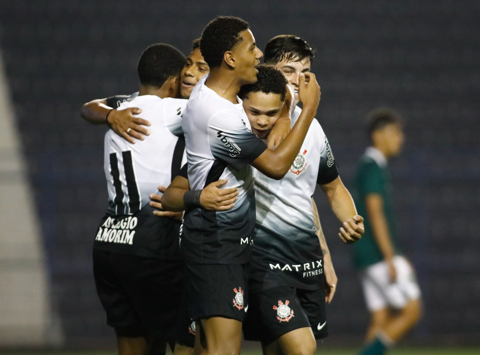 Denner e Dieguinho comemorando gol do Corinthians