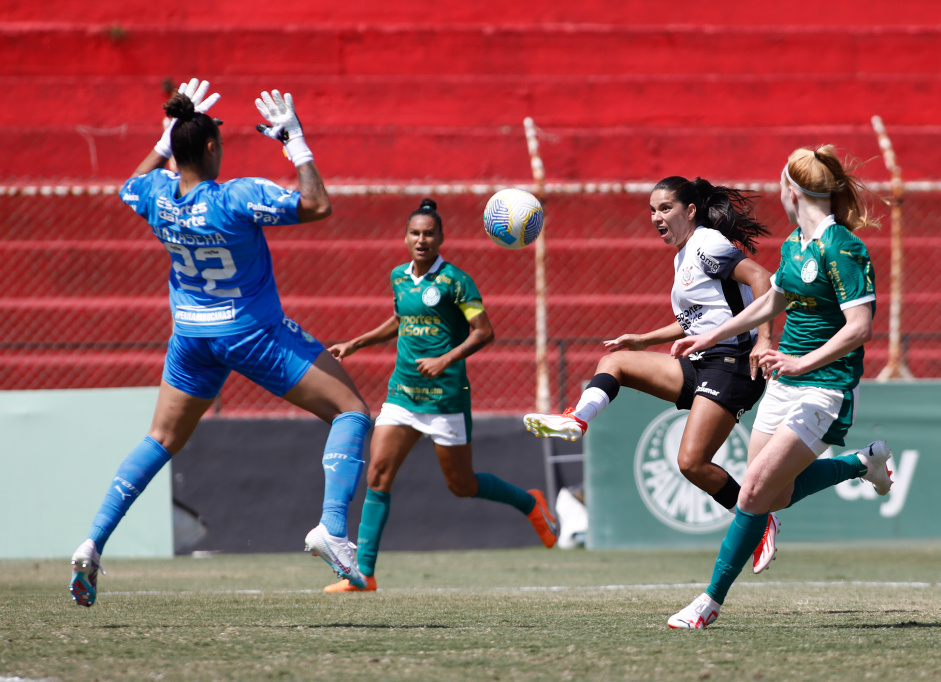 Millene finalizando durante jogo contra o Palmeiras