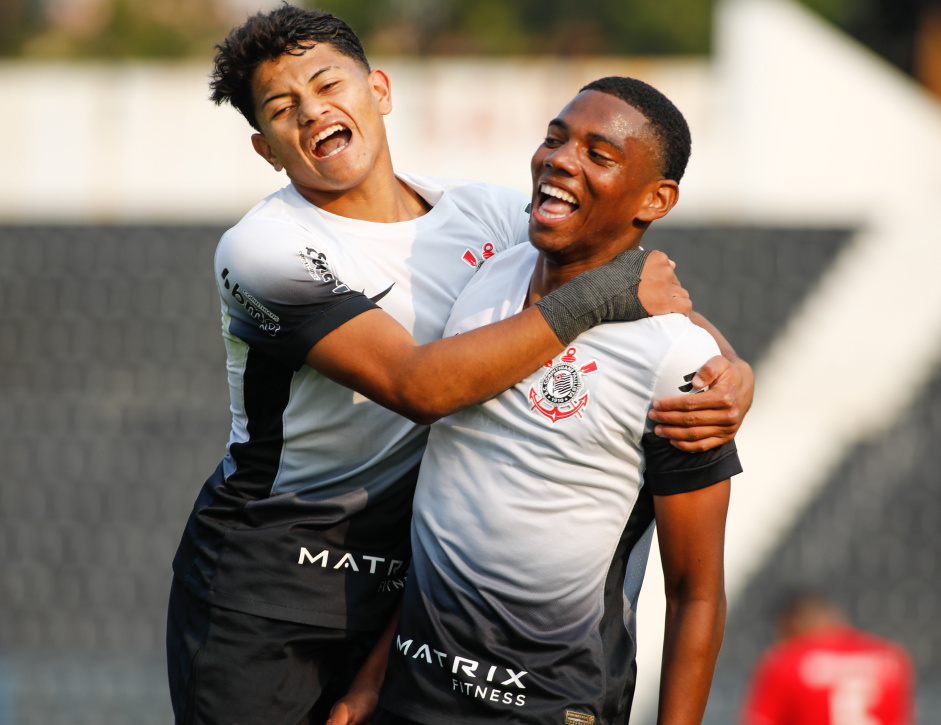 Luiz Fernando e André Luiz comemorando gol do Corinthians