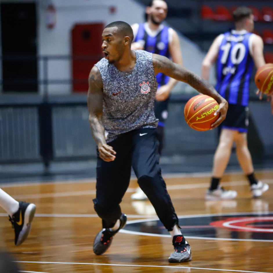 Melvin Johnson durante aquecimento pelo Corinthians
