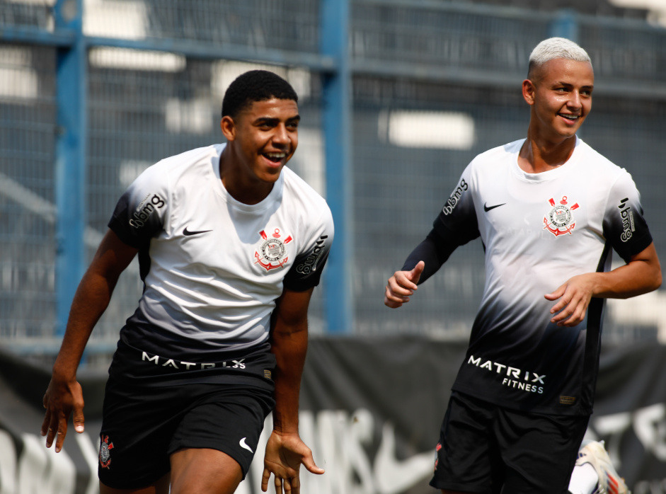 Gui Negão e Kayke comemorando gol contra a Ferroviária