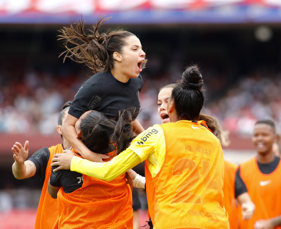 Millene comemorando gol com as companheiras