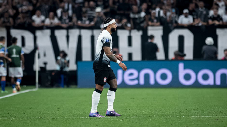 Memphis Depay durante jogo do Corinthians na Arena