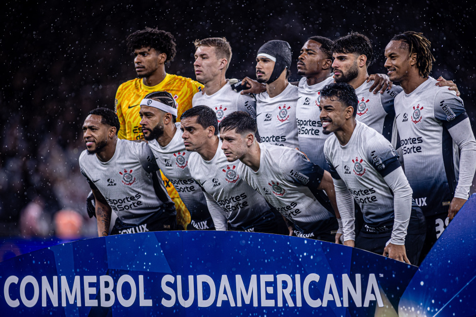 Elenco do Corinthians em ação diante do Racing pela Sul-Americana