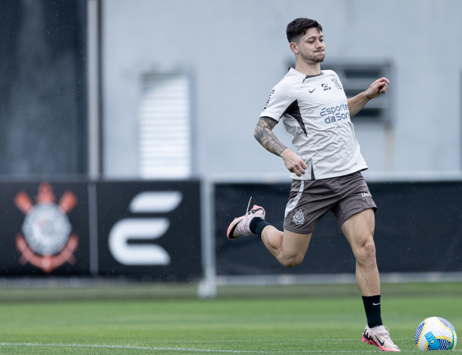 Rodrigo Garro passa a bola durante treino