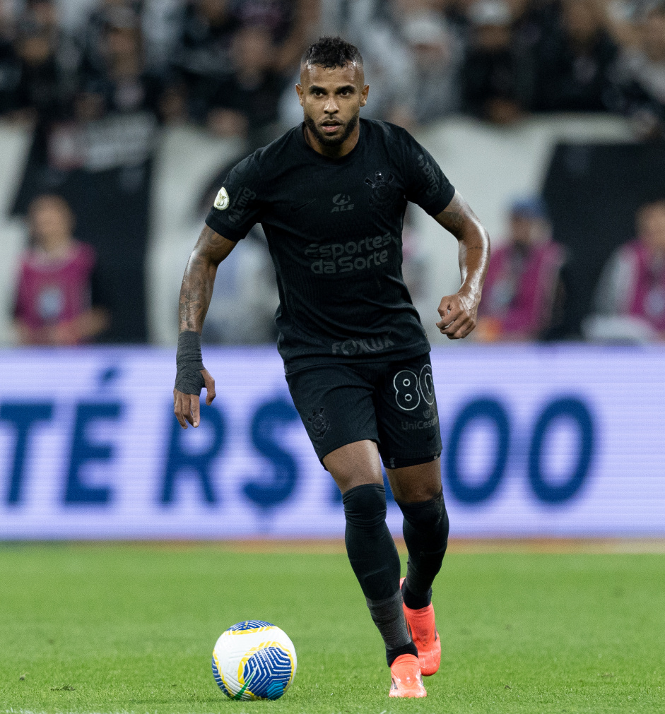 Alex Santana correndo junto à bola no gramado da Arena