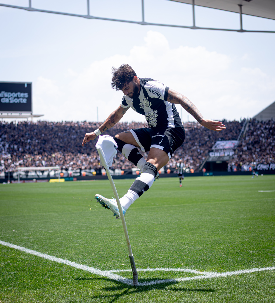 Yuri Alberto chutando a bandeira enquanto comemora gol marcado