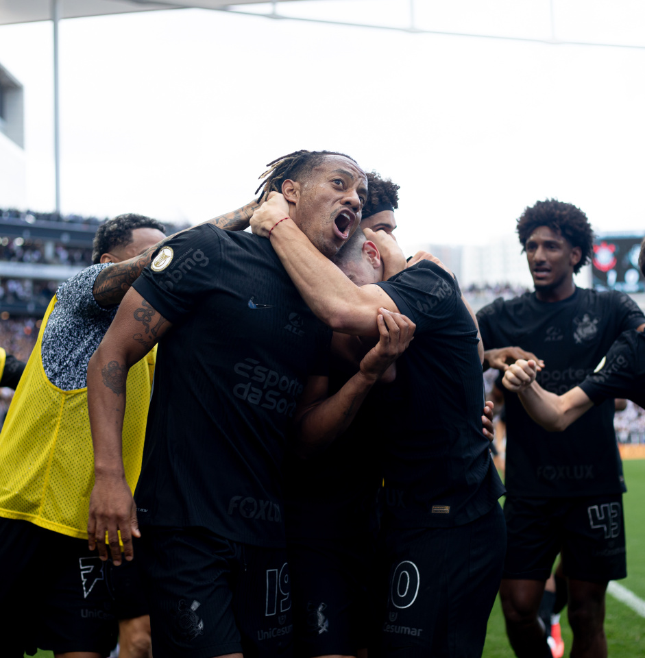 Carrillo comemorando gol do Corinthians