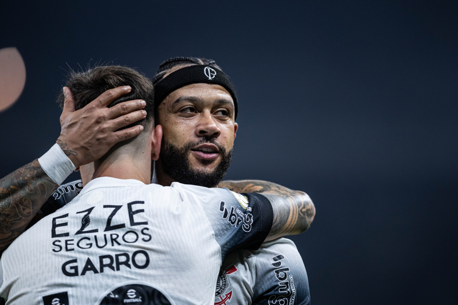 Memphis Depay abraçando Rodrigo Garro após gol contra o Bahia