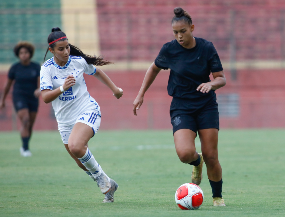 Maria Moraes correndo com a bola enquanto é pressionada por marcadora ...