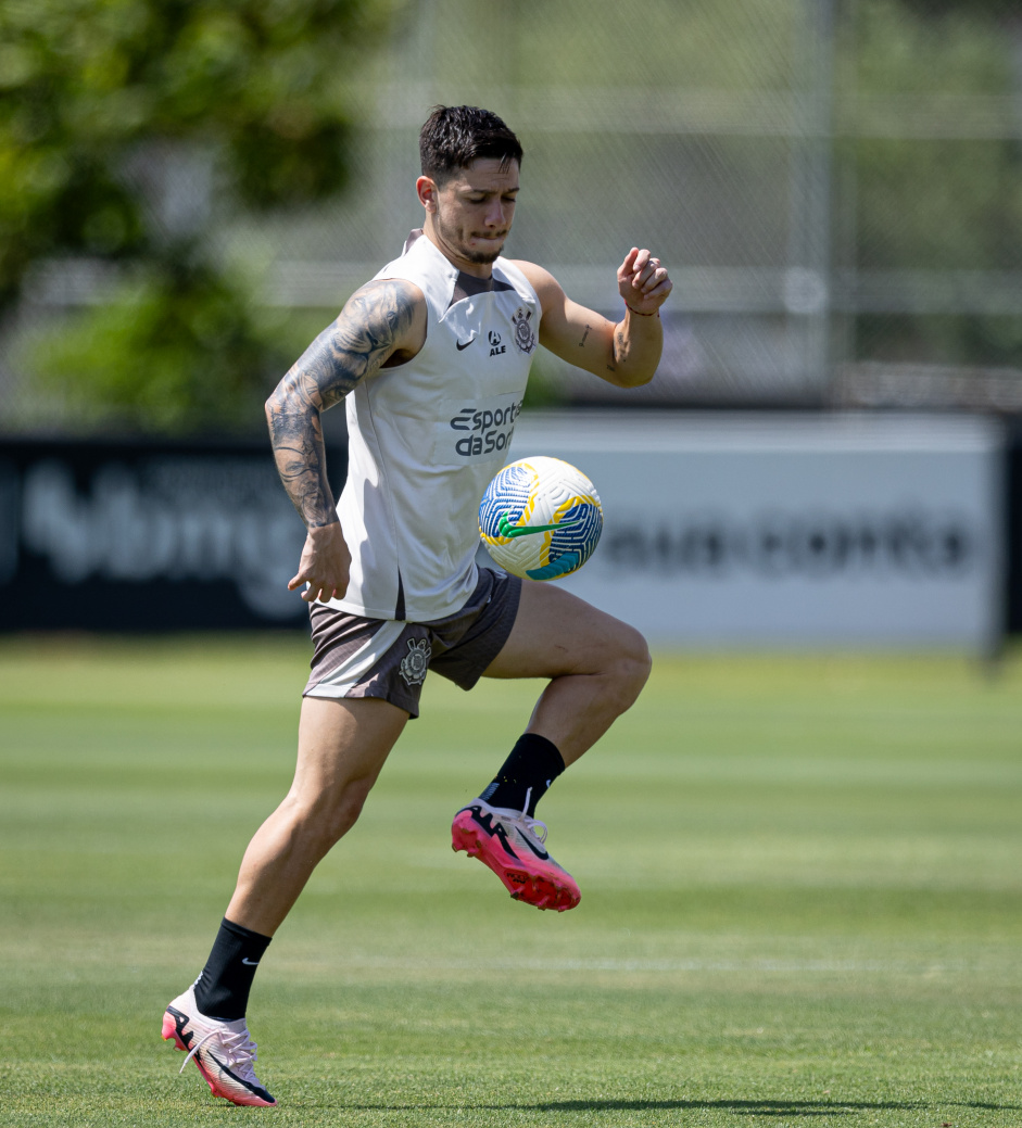 Rodrigo Garro dominando a bola durante atividade