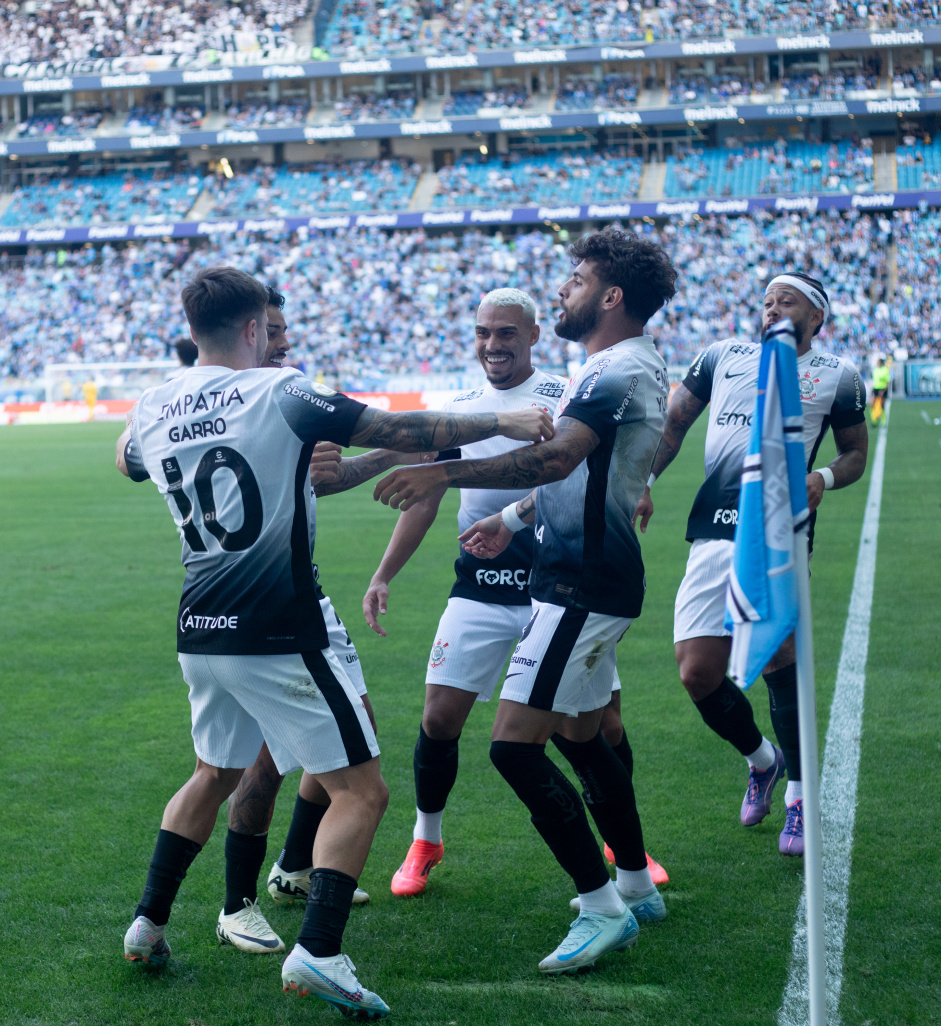 Yuri, Garro, Matheuzinho, Bidu e Memphis comemorando o gol do Corinthians sobre o Grêmio