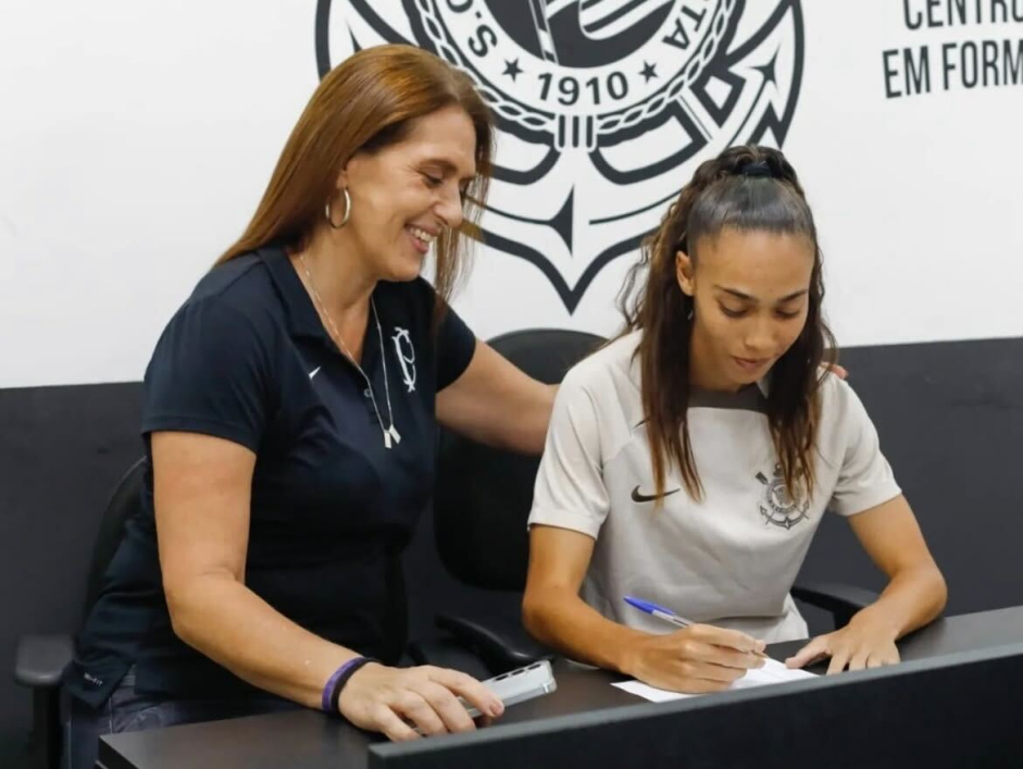 Iris Sesso e Juliana Passari durante assinatura de contrato
