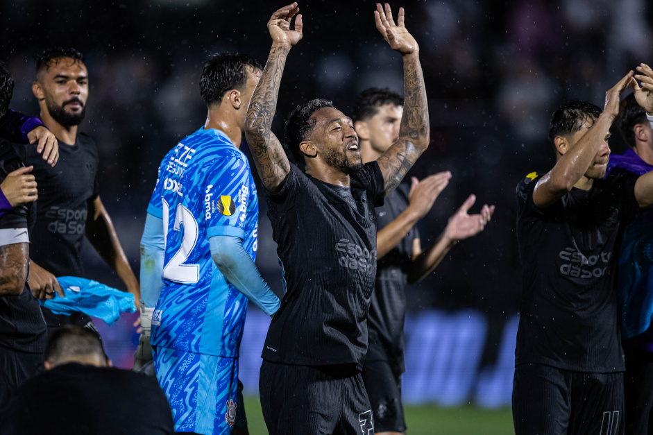 José Martínez comemorando vitória do Corinthians sobre Red Bull Bragantino