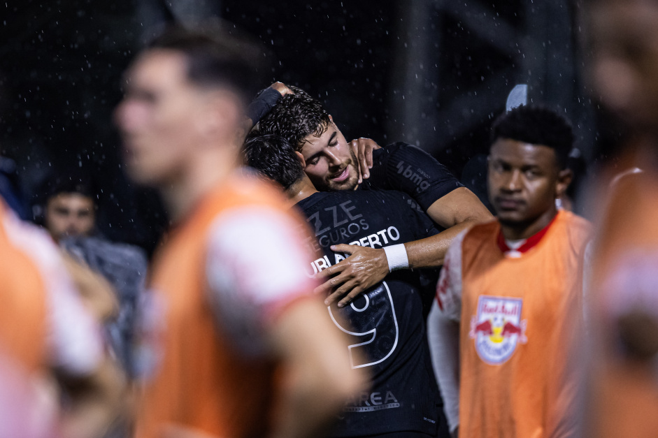 Yuri Alberto e Pedro Raul comemorando gol contra o Red Bull Bragantino
