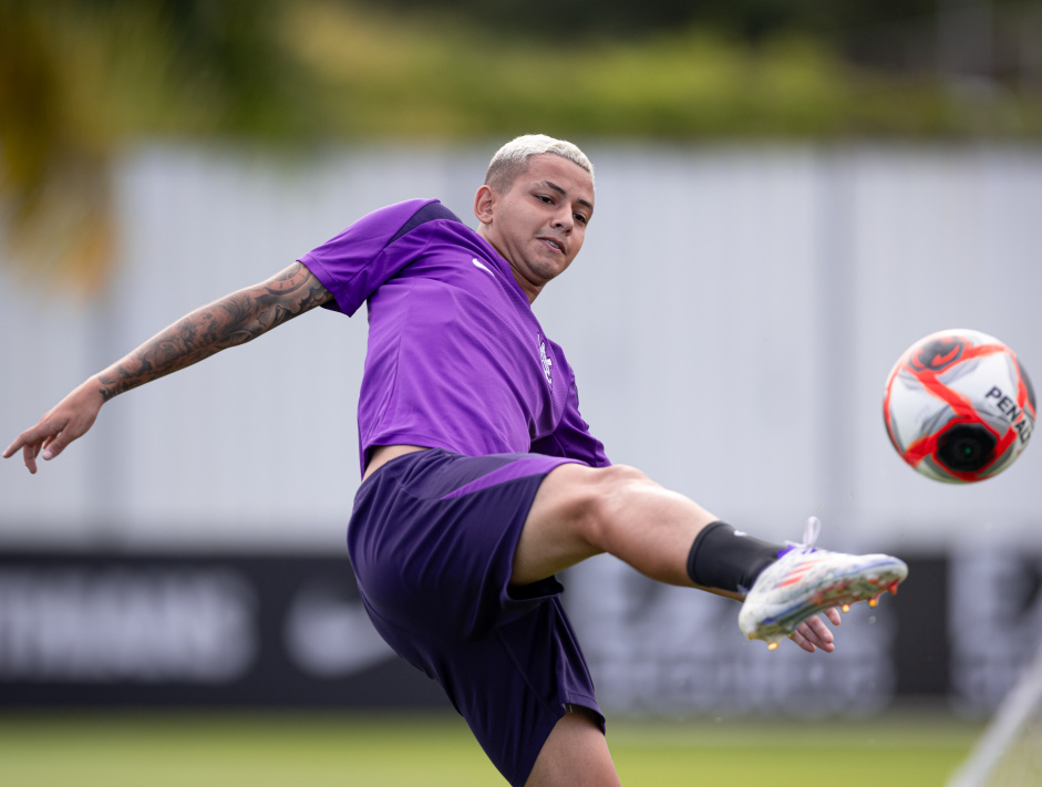 Kayke em ação no treino do Corinthians