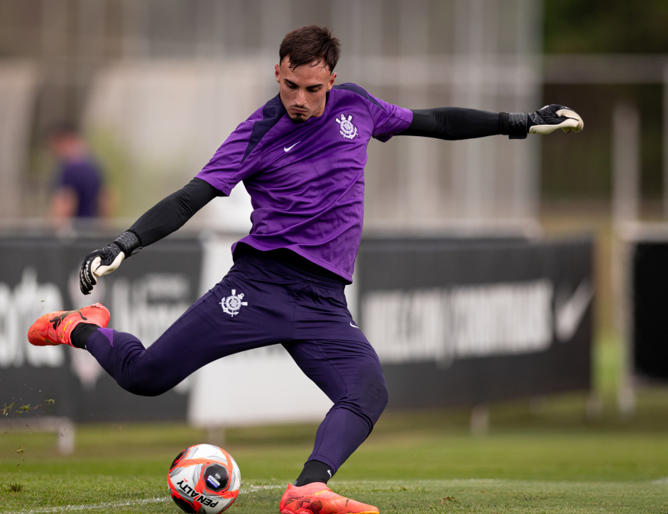 Matheus Donelli em ação durante treino do Corinthians