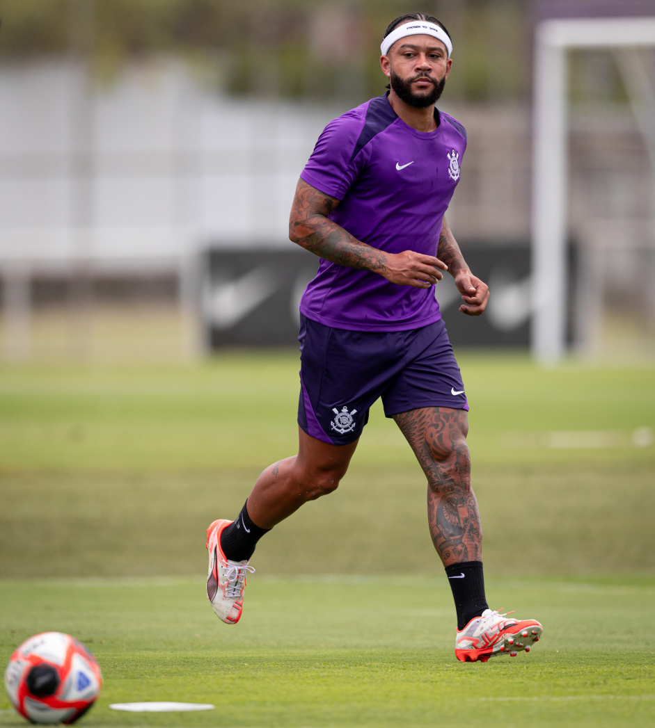 Memphis Depay durante treino do Corinthians