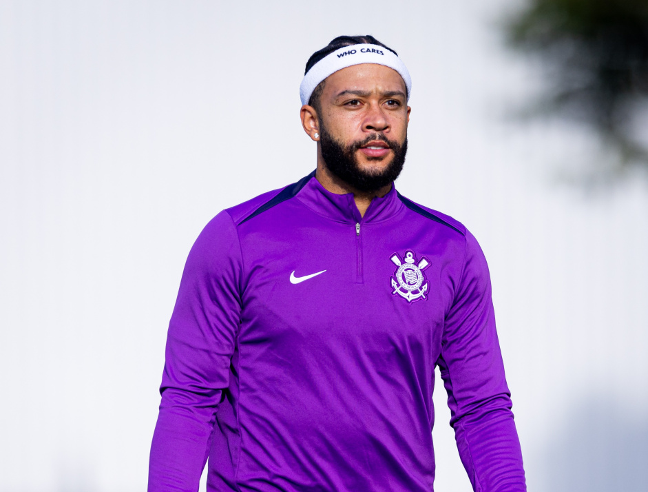Memphis Depay em ação no treino do Corinthians