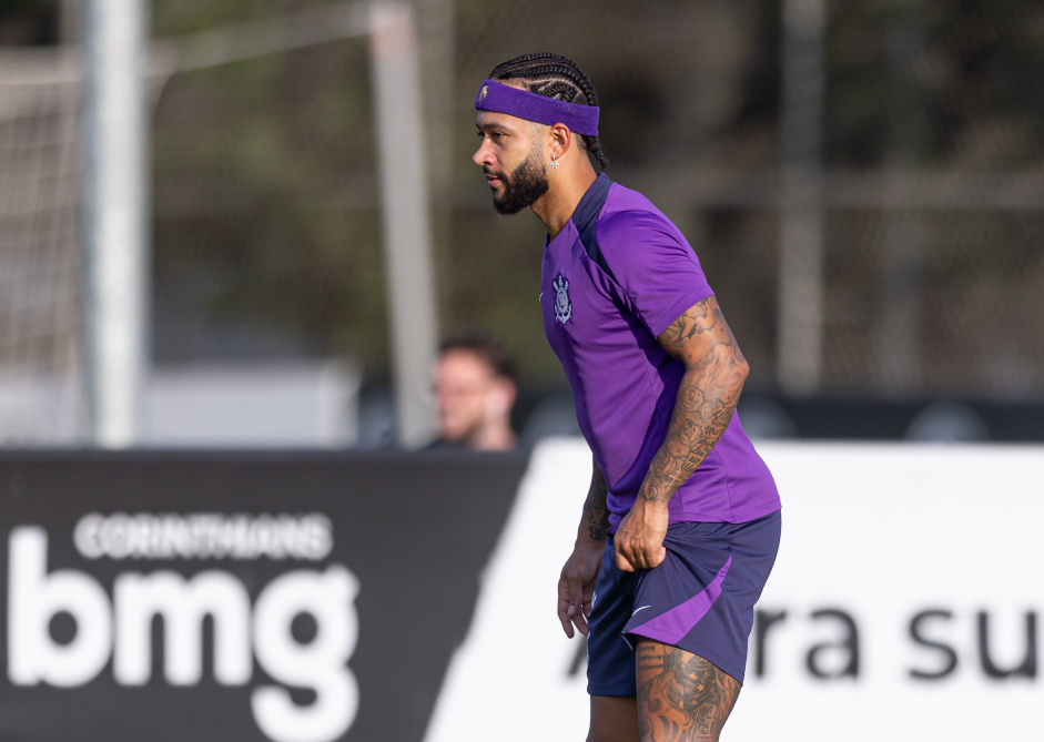 Memphis Depay em ação no treino do Corinthians