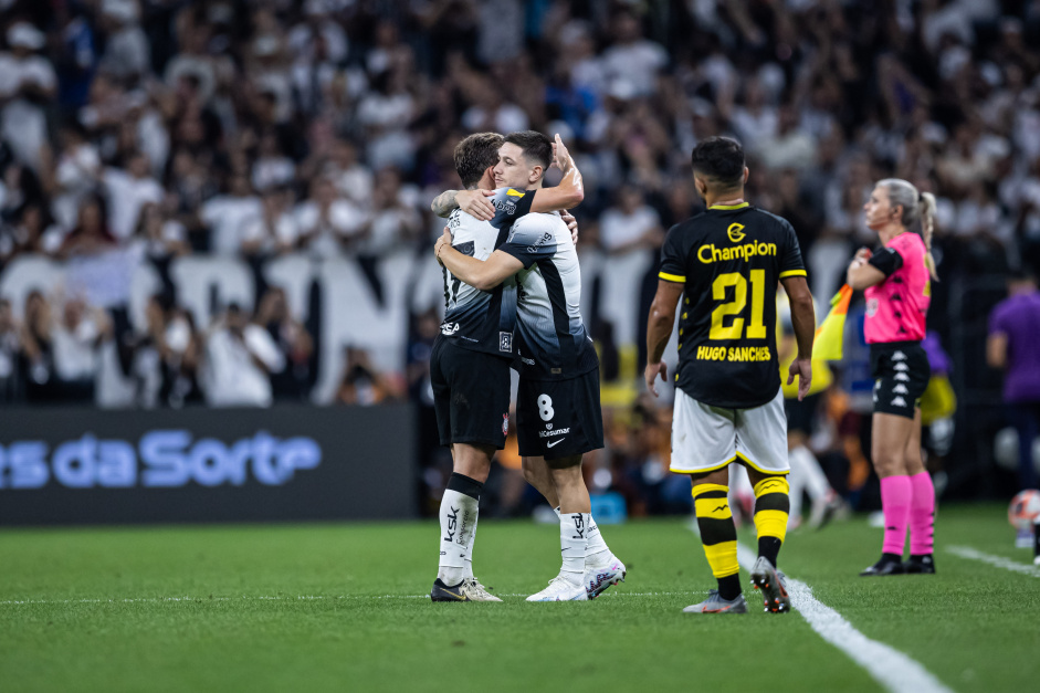 Ryan abraçando Garro em seu retorno