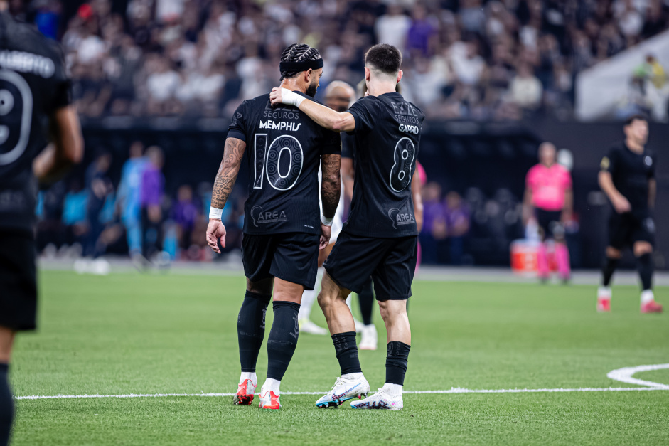 Memphis Depay e Rodrigo Garro durante Corinthians e Santos
