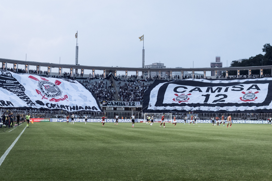 Torcidas organizadas do Corinthians erguem bandeirões em retorno ao ...