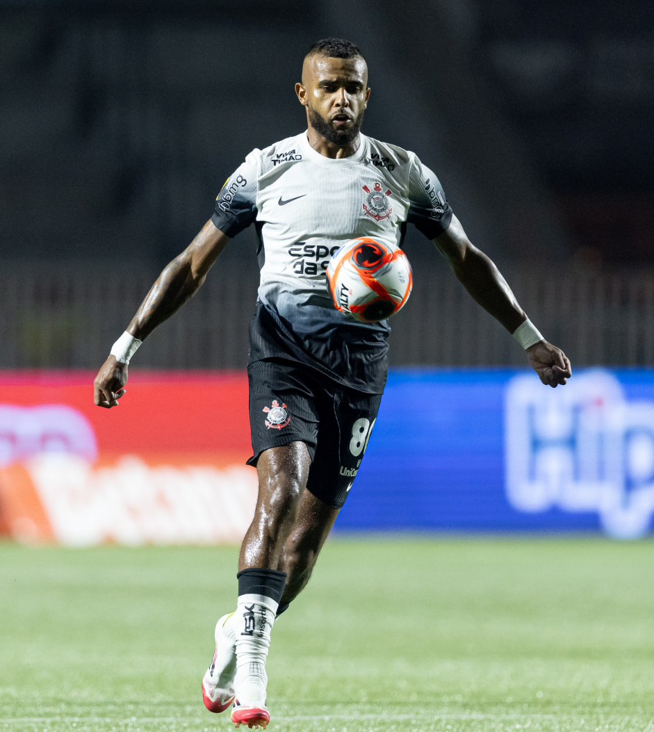 Alex Santana no domínio da bola contra a Portuguesa