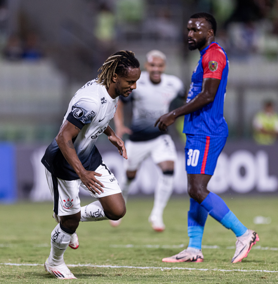 Carrillo comemorando gol do Corinthians